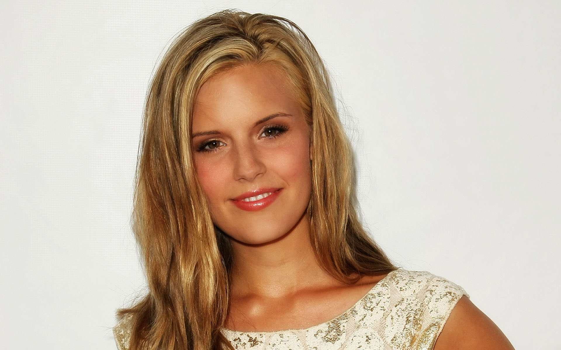 Smile Maggie Grace обои скачать картинки на рабочий стол Улыбка Мэгги Грэйс фото бесплатно